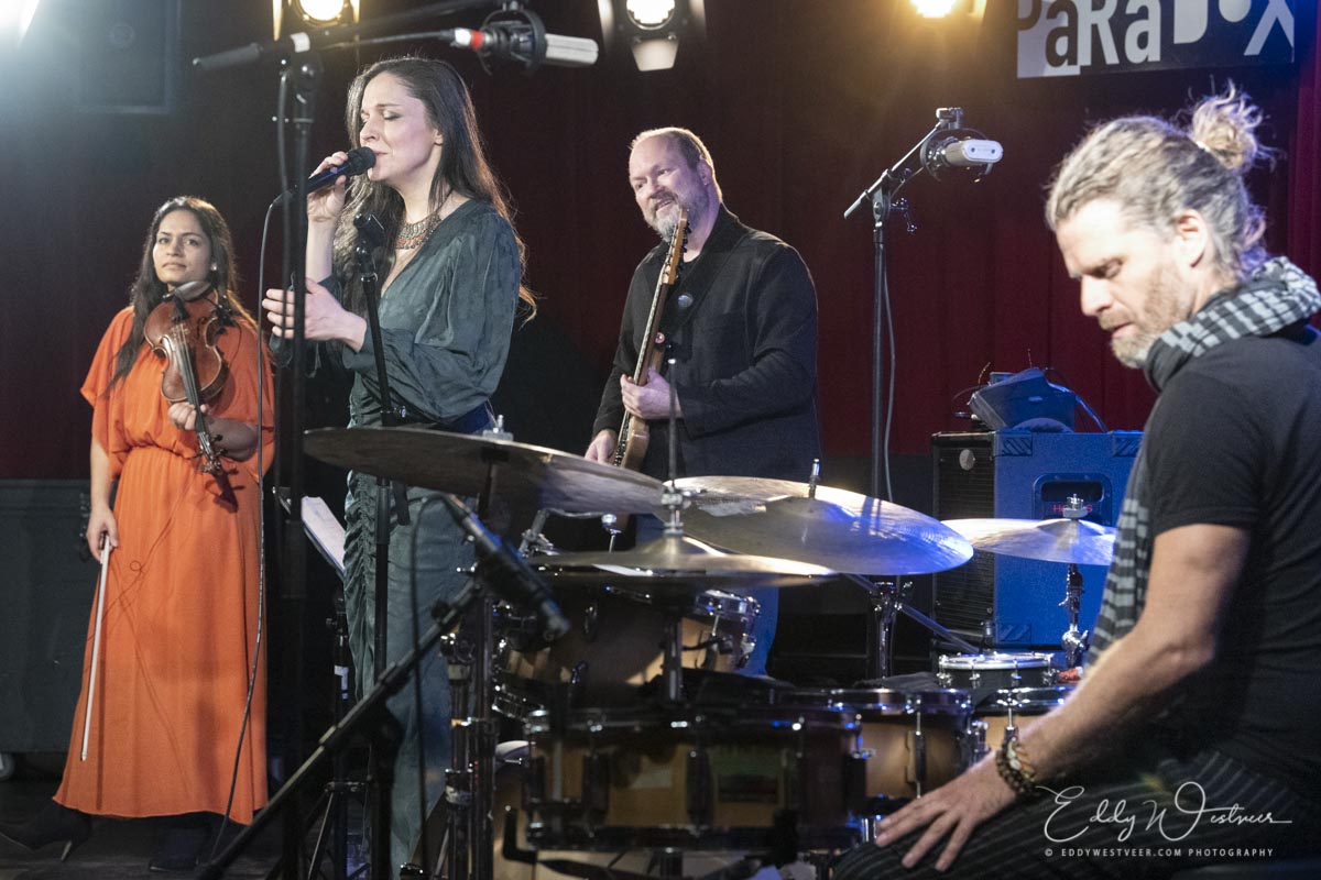 Simin Tander sensitief en imponerend met poëzie van vrouwen – jazzradar.com