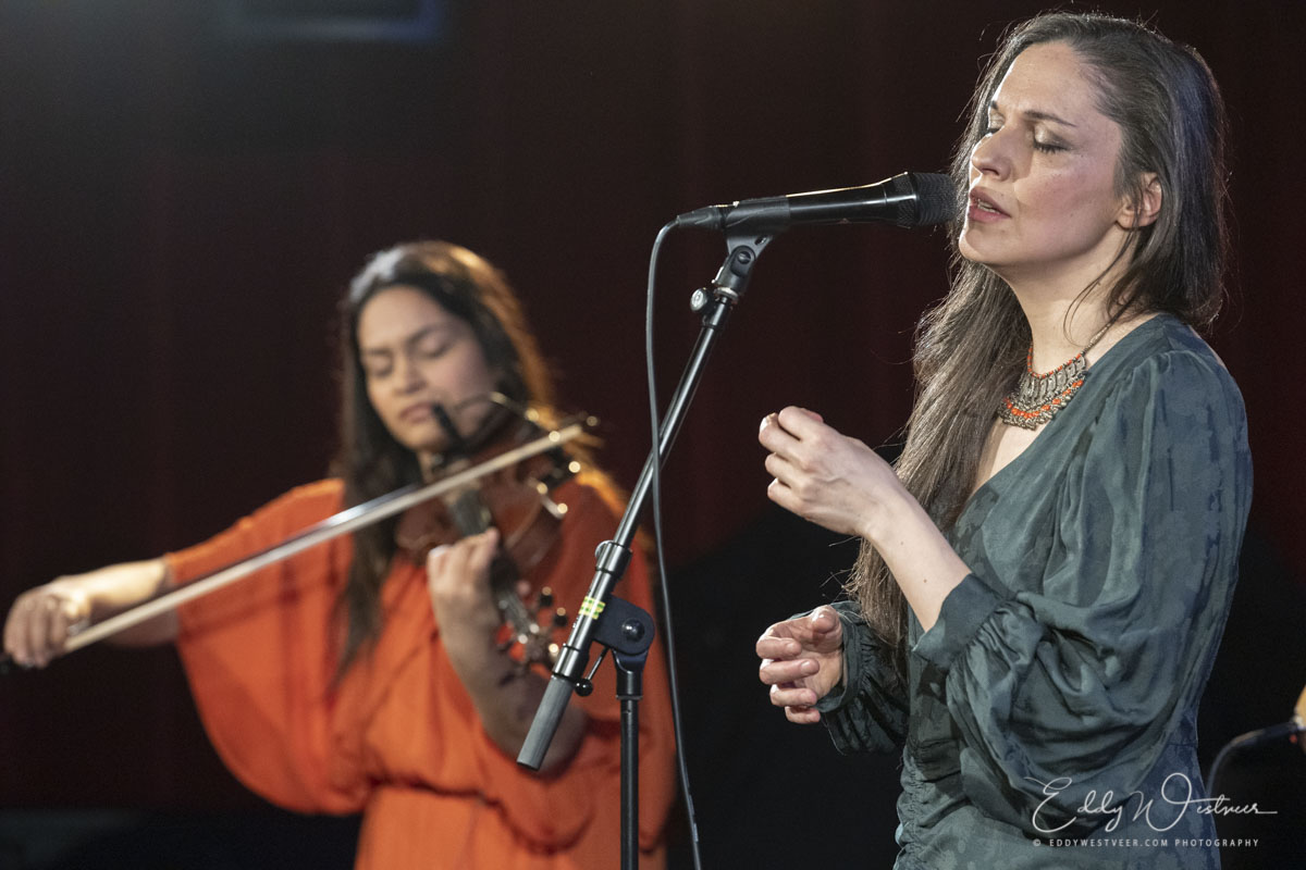 Simin Tander sensitief en imponerend met poëzie van vrouwen – jazzradar.com
