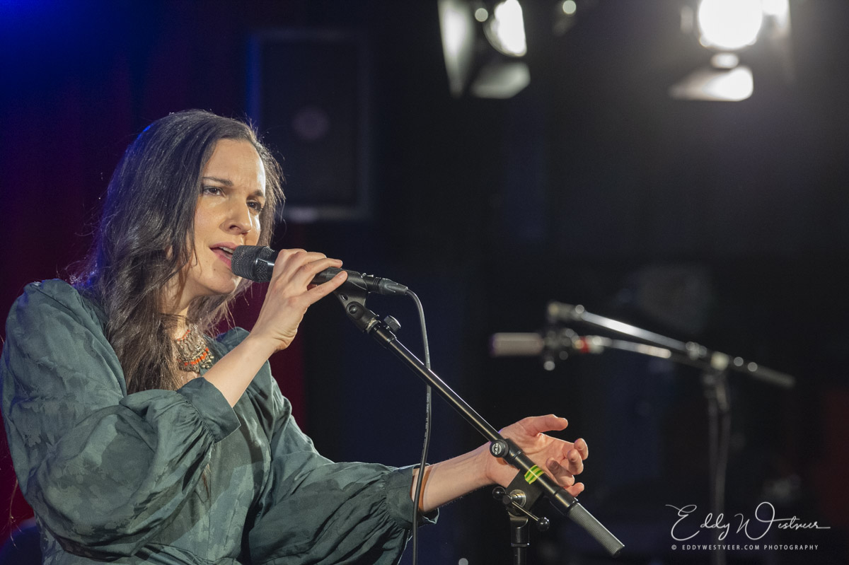 Simin Tander sensitief en imponerend met poëzie van vrouwen – jazzradar.com