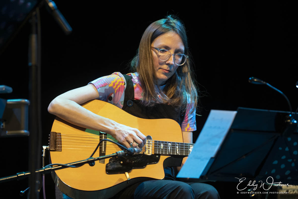 Eigenzinnige Mary Halvorson met verwonderende suite – jazzradar.com