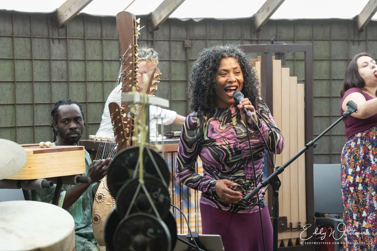 Wereldjazz van Boi Akih kleurt de tent – jazzradar.com